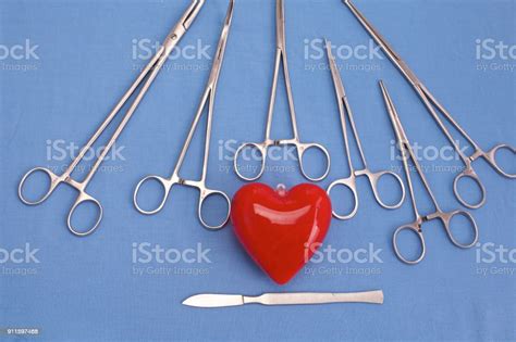 수술 기구 및 도구 Scalpels 수술에 대 한 테이블에 배열 하는 핀셋 집게 등 0명에 대한 스톡 사진 및 기타 이미지