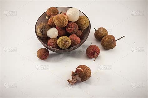 白底木碗里的荔枝美味的热带水果
