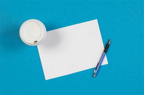 Aufsicht Ein Becher Kaffee Mit Einem Leeren Blatt Papier Und Stift