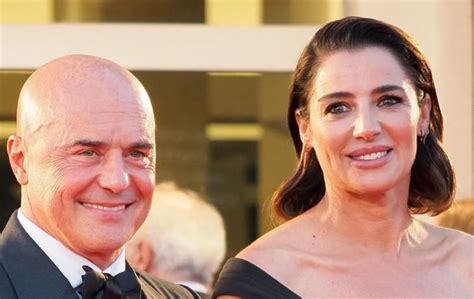 Luca Zingaretti Vacanze Di Famiglia Con La Moglie Luisa Ranieri Alcune Foto Sexy Hanno