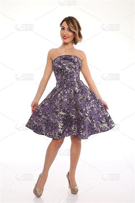 年轻漂亮的女人穿着晚礼服，白色的背景。