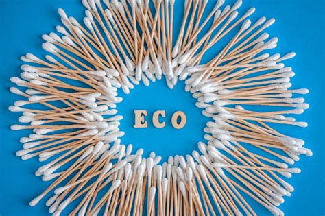 구성은 파란색 배경에 나무 면봉의 둥근 프레임과 단어 자연 환경 친화적인입니다 플랫 레이 공간을 복사합니다 트렌드 컨셉은 자연적이고 친환경적이며 현대적인 위생입니다 0명에