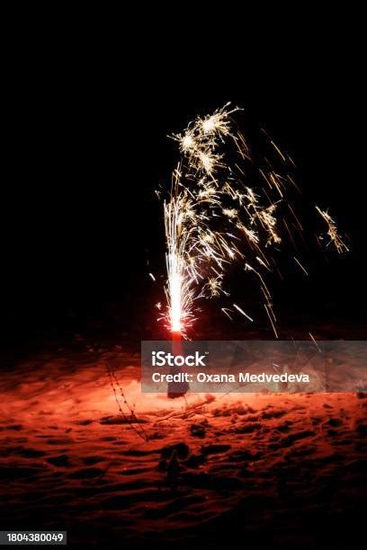 뒤뜰에서 불꽃놀이 밝은 축제 불꽃 놀이와 검은 배경에 폭죽 격리 공간 복사 뒤뜰에 대한 스톡 사진 및 기타 이미지 뒤뜰 불꽃놀이 오락 행사 불꽃놀이 제작물 Istock