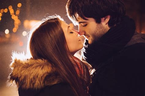 Joven Pareja Enamorada Al Aire Libre Foto Gratis