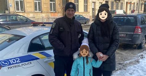 Спокійно бавилася у центрі міста у Львові патрульні повернули матері загублену 4 річну доньку