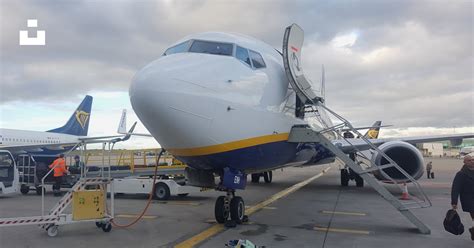 공항 활주로 위에 앉아 있는 대형 제트 여객기 사진 Unsplash의 무료 사람 이미지