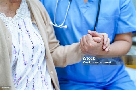 아시아의 간호사 물리 치료사 의사 진료 도움 및 지원 노인 또는 고령자 노인 여성 환자는 병원와 드에서 침대에 누워 건강 한 강한 의료 개념 간호사에 대한 스톡 사진 및