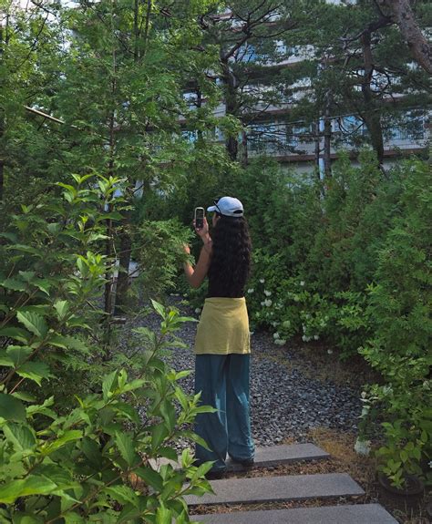 빛클래시 초록을 거머쥔 우리는 이곳은 여름 냄새 가득한 작은 숲 한화리조트 정원 소요원입니다 며칠 전 오전 업무를 후다닥 마치고 경주로 향하려 공항으로 달렸습니다