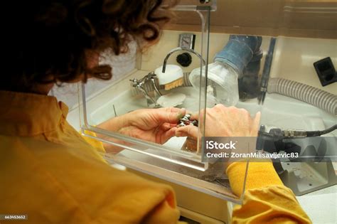 틀니 하 고 치과입니다 치과 족 틀니 보 철 작업 틀니를 만드는 가격에서 치과 기술자입니다 치과 기술자 처리 금속 구두 족의 손입니다 구강 Stem 주제에 대한 스톡 사진