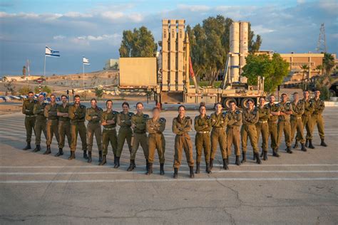 סגם ליה וסגם יהונתן מחולון סיימו את קורס קציני מערך ההגנה האווירית בו הם מוכשרים בתפעול