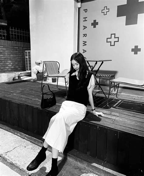 キム・イェウォンさんのインスタグラム写真 キム・イェウォンinstagram「약국 앞 좋음 혜성 P 벌써 12회 흑흑