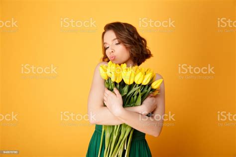 오렌지에 고립 된 노란색 튤립 부케와 젊은 여자의 초상화 꽃 식물에 대한 스톡 사진 및 기타 이미지 꽃 식물 노랑 드레스