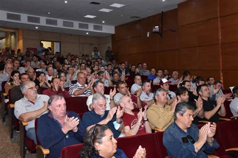Alicia Coria Creadora De La Nueva Bandera Del Sindicato Recibió Su