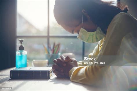 아시아 여성은 가면을 쓰고 기독교 예배기도하고 평화 세계에 대한 희망을 가지고 있으며 코로나바이러스로부터 자유로운 교회에서 기독교 종교에 대한 신앙과 믿고 믿는 신앙을 함께