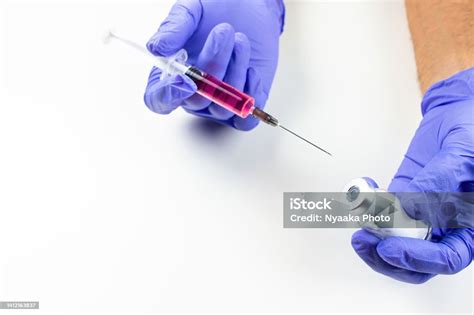 바늘이있는 일회용 주사기와 파란색 액체가있는 앰플 간호사에 대한 스톡 사진 및 기타 이미지 Istock