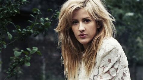Ellie Goulding пуска акустичнa версия на класиката на Sting Fields Of