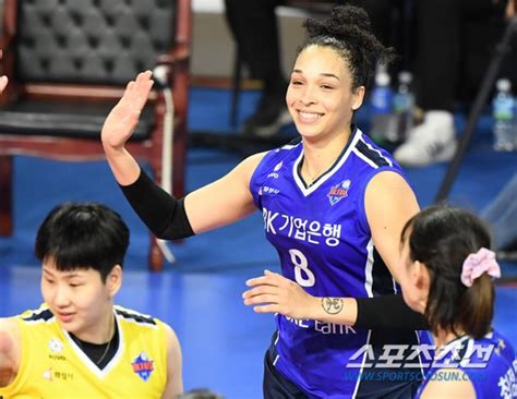 포토 산타나 득점 후 환한 미소 네이트 스포츠