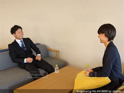テーブルに座っているスーツを着た男の写真・画像素材 4418890 Snapmart（スナップマート）