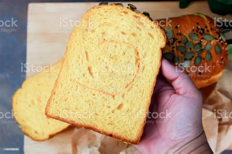 빵 호박 빵 또는 빵 한 덩어리 또는 얇게 썬 빵 또는 잘라낸 빵 0명에 대한 스톡 사진 및 기타 이미지 0명 갈색 빵