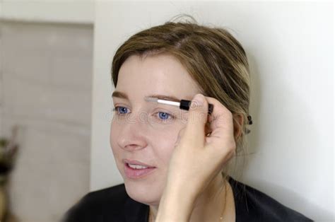 De Make Upkunstenaar Doet Make Up Voor Het Meisje Stock Foto Image Of