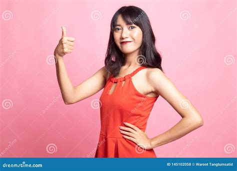 La Demostracin Asitica Joven De La Mujer Manosea Con Los Dedos Para