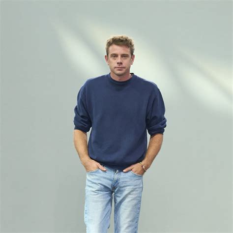 جوناثان أندرسون يحقق لقب مصمم العام في Fashion Awards 2023 مجلة هي