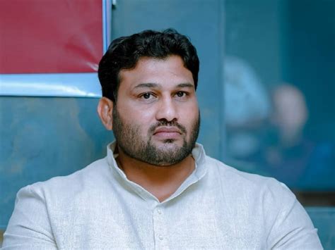 सांगलीत शिवसेनेकडून चंद्रहार पाटील प्रचाराला लागण्याचे ‘मातोश्रीवरून पदाधिकाऱ्यांना आदेश