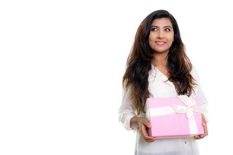 웃 고 젊은 행복 한 페르시아 여자의 스튜디오 촬영 하 고 흰색 배경에 고립 된 선물 상자를 들고 하는 동안 생각 20 24세에 대한 스톡 사진 및 기타 이미지 Istock