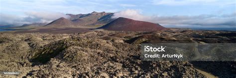 용암 지대 사이로 수평선까지 뻗어있는 비포장 도로의 전망 평면도 드론에서 찍은 사진 Helgafellssveit 아이슬란드 0명에 대한 스톡 사진 및 기타 이미지 Istock