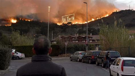 Desalojados Varios Caseríos Por Un Incendio Forestal En Bizkaia Y