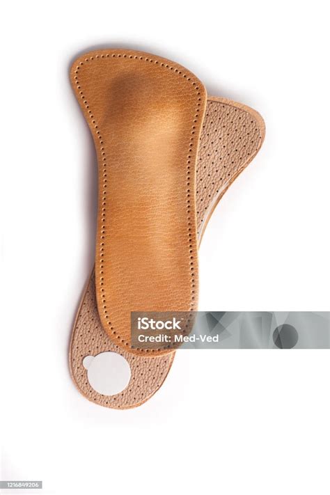 흰색 배경에 고립 된 정형 외과 깔창 치료 및 플랫 발과 발 질병의 예방 발 관리 다리에 대 한 편안 하 게 편안한 신발을 착용하십시오 의료 인솔 건강관리와 의술에 대한