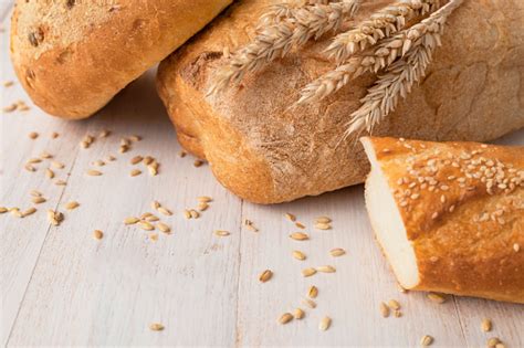 신선한 흰 밀 빵 둥근 클래식 Ciabatta 프랑스 바게트 밀 귀 및 곡물이 흰색 나무 배경 상단보기 빵 만들기 빵집 건강