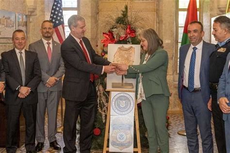 أمريكا تعيد لفلسطين قطعة أثرية نادرة يعود تاريخها إلى نحو 3000 عام