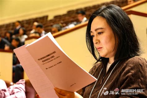 新疆两会首次邀请外宾旁听和境外媒体报道