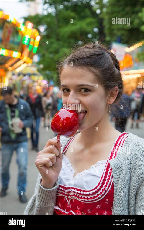 Hübsches Mädchen Leckt Kandierten Apfel Beim Erlanger Bergkirchweih Bierfestival Und Jahrmarkt