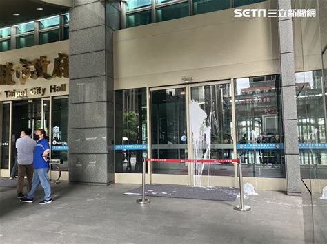 新北市府大門遭潑白漆！ 男子騎車逃逸 鏡週刊 Mirror Media