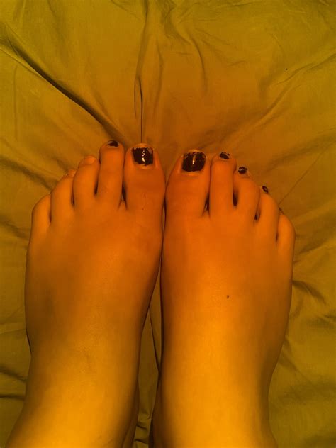 Chipped Toenail Polish Pay To See Them Spread Fun With Feet