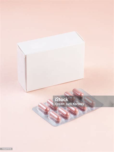 빈 흰색 제품 패키지 의약품 상자 모형 상자 옆에는 비타민 평면도가있는 물집이 있습니다 로고와 텍스트를 위한 장소입니다 건강