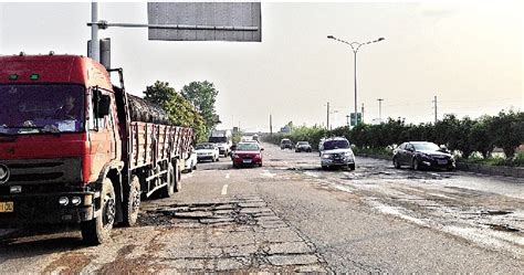 汉阳国博大道路面坑洼损车 百米路段内七辆车爆胎 湖北频道 凤凰网