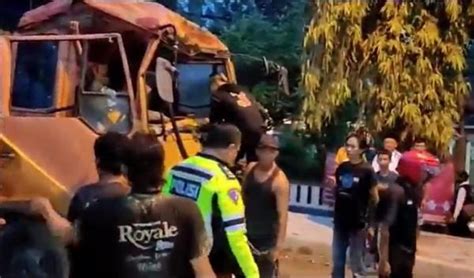 Kecelakaan Di Lamongan Truk Tabrak Fuso Mogok Hingga Penyok Pengemudi