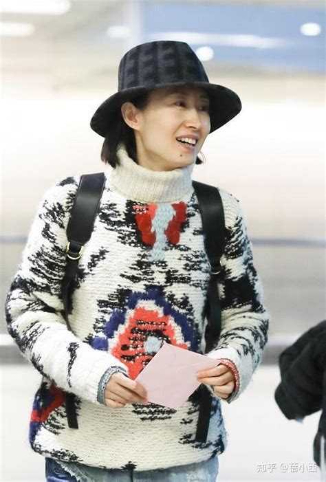 刘敏涛穿出了40女人想要的时髦感，毛衣配牛仔裤，简单又高级