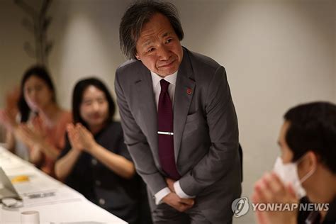 인사하는 정기석 이사장 연합뉴스
