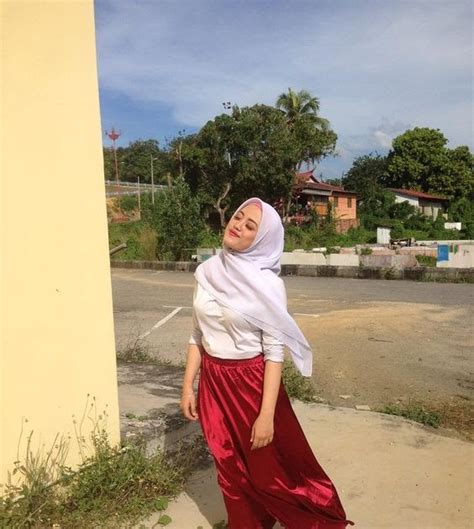 Photo Wanita Cantik Berjilbab Putih Memakai Rok Panjang Merah Dan Baju