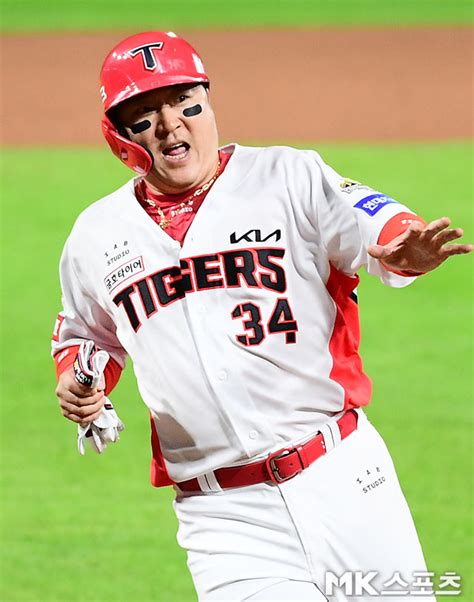 최형우 ‘2루타 치고 득점까지 Mk포토 Mk빌리어드