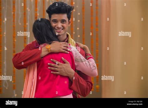 Hermanos Adultos Abrazados Fotograf As E Im Genes De Alta Resoluci N Alamy