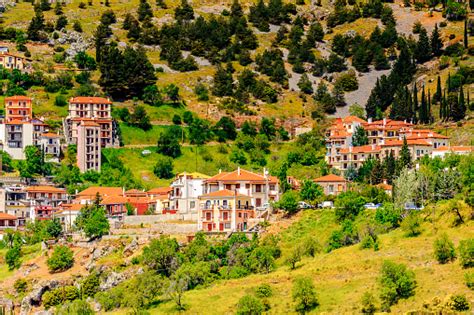 Arachova 그리스의 집 들입니다 파 산 그리스의 녹색 사면에 있는 마 건축에 대한 스톡 사진 및 기타 이미지 건축