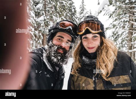 Die Zwei Paare Im Wald Fotos Und Bildmaterial In Hoher Auflösung Alamy