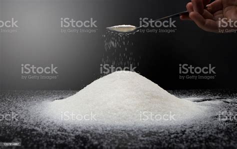 검은 배경에 설탕숟가락 과자 중독의 개념 과립 설탕의 매크로 사진 굵은 설탕에 대한 스톡 사진 및 기타 이미지 굵은 설탕