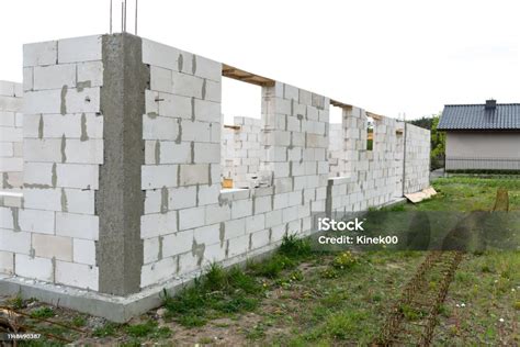 늑 골 막대 기둥에서 볼 수 있는 나무 거 푸 집이 있는 끝에 철근 콘크리트 기둥 흰색 벽돌로 지어진 집의 벽 0명에 대한 스톡 사진 및 기타 이미지 Istock