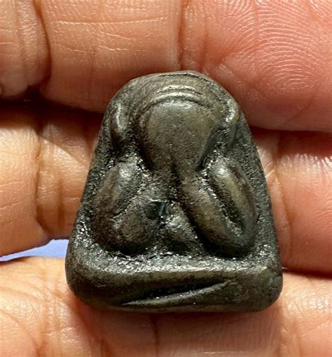 พระปิดตาเนื้อผงคลุกรัก Ennxo